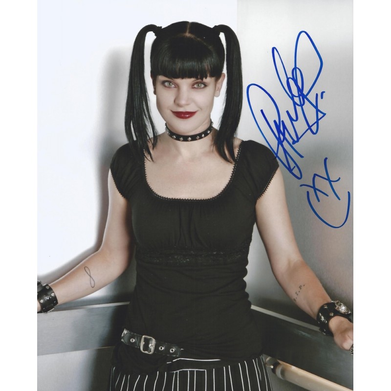 Pauley PERRETTE Autograph