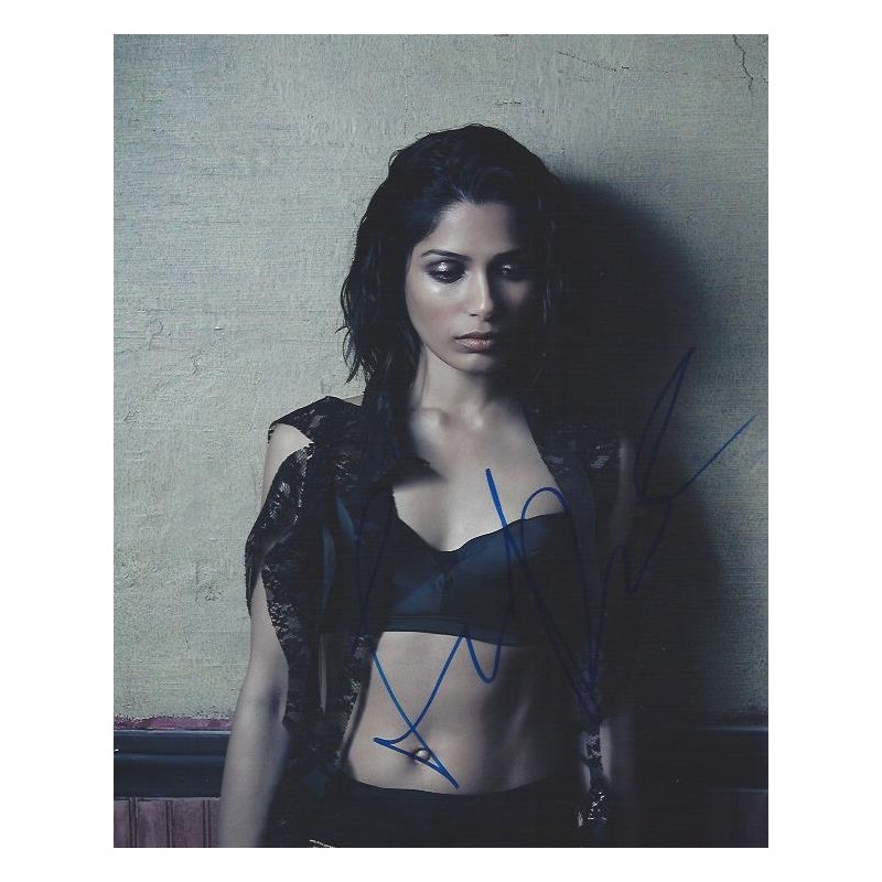 Freida PINTO Autograph
