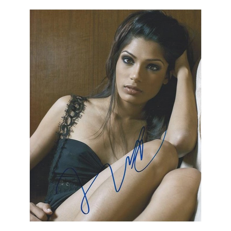 Freida PINTO Autograph