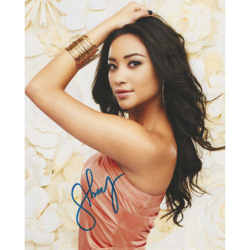 Shay MITCHELL autograph