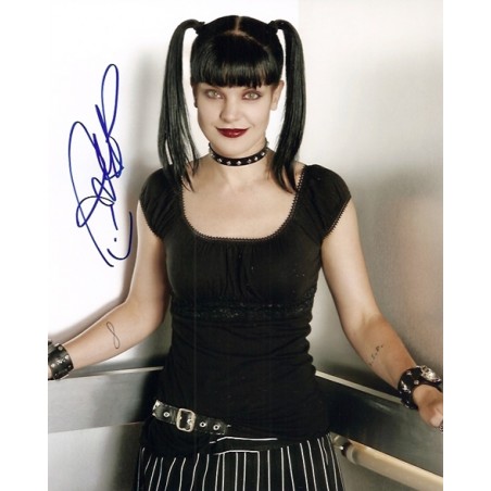 Pauley PERRETTE Autograph